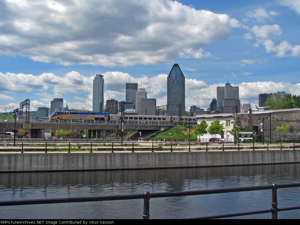VIA 913 shoving back into Central station